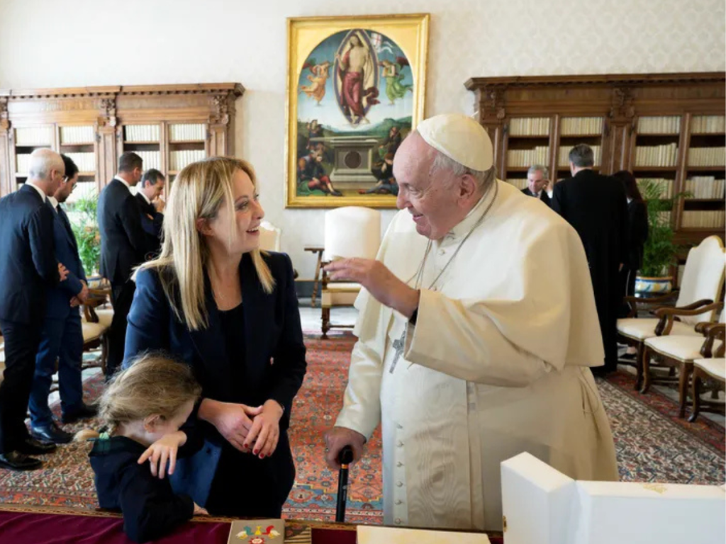 Papa Francisco está com bom humor mesmo internado, diz primeira-ministra