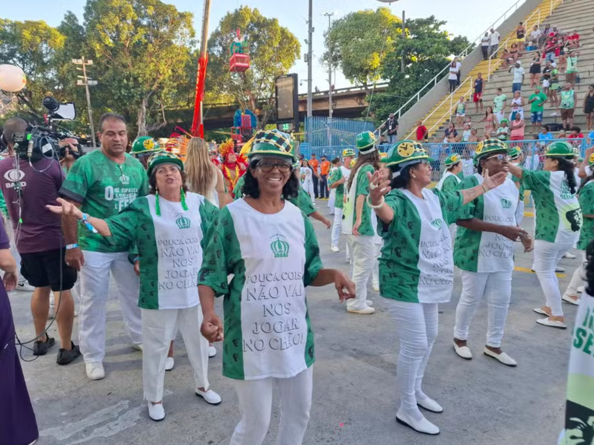 Império Serrano Emociona ao Desfilar Sem Fantasias na Sapucaí