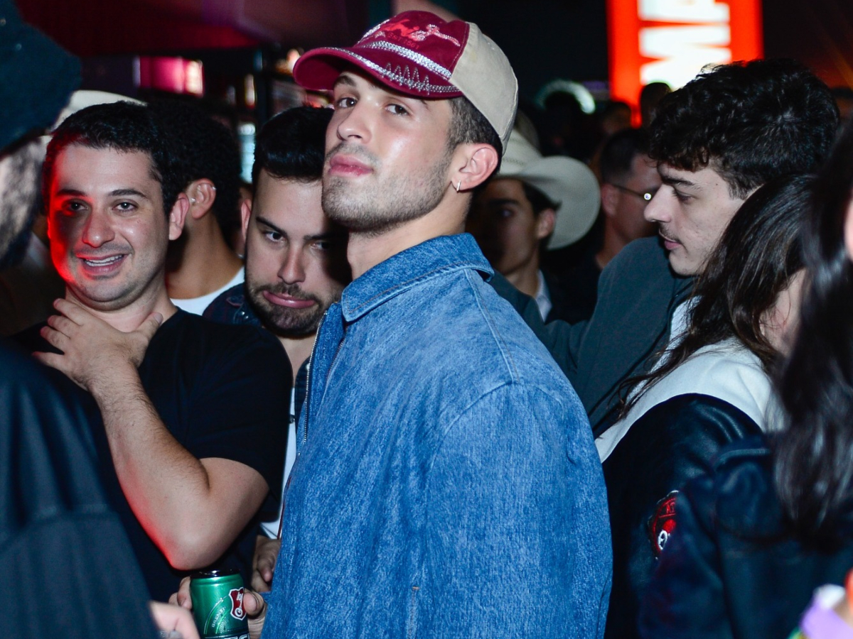 João Guilherme curte balada após separação de Marquezine