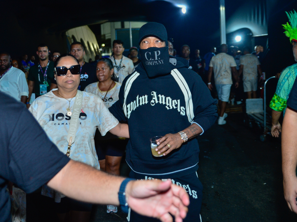 Rapper Ja Rule Volta a Aparecer Encapuzado na Sapucaí