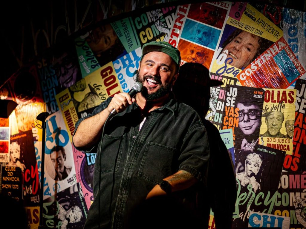 Ed Gama vira sócio de clube de comédia em flerte forte com o stand up