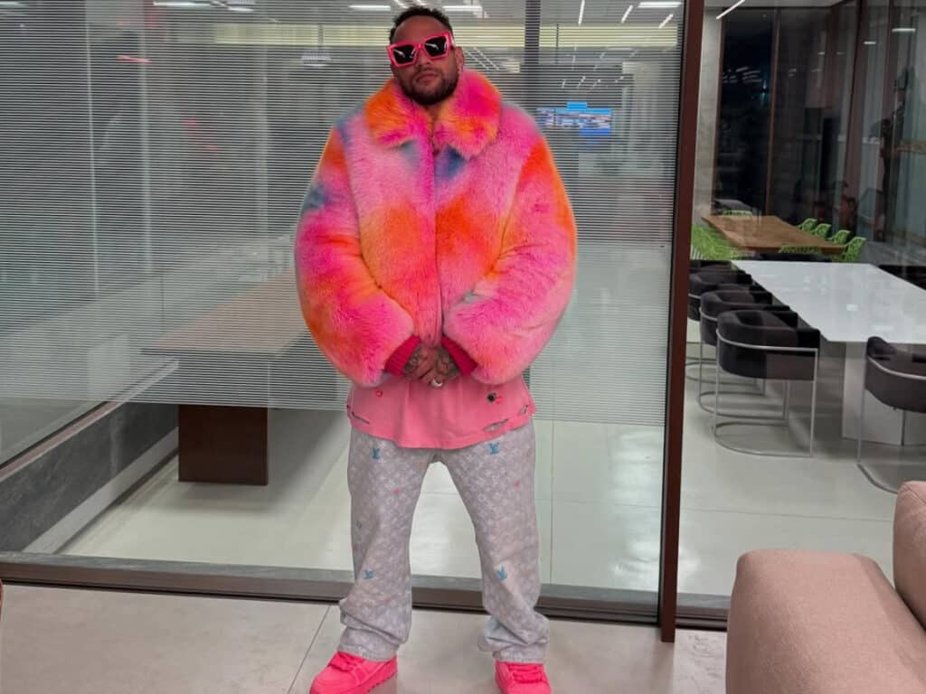 Neymar recebe amigos e exibe look Pantera Cor-de-Rosa
